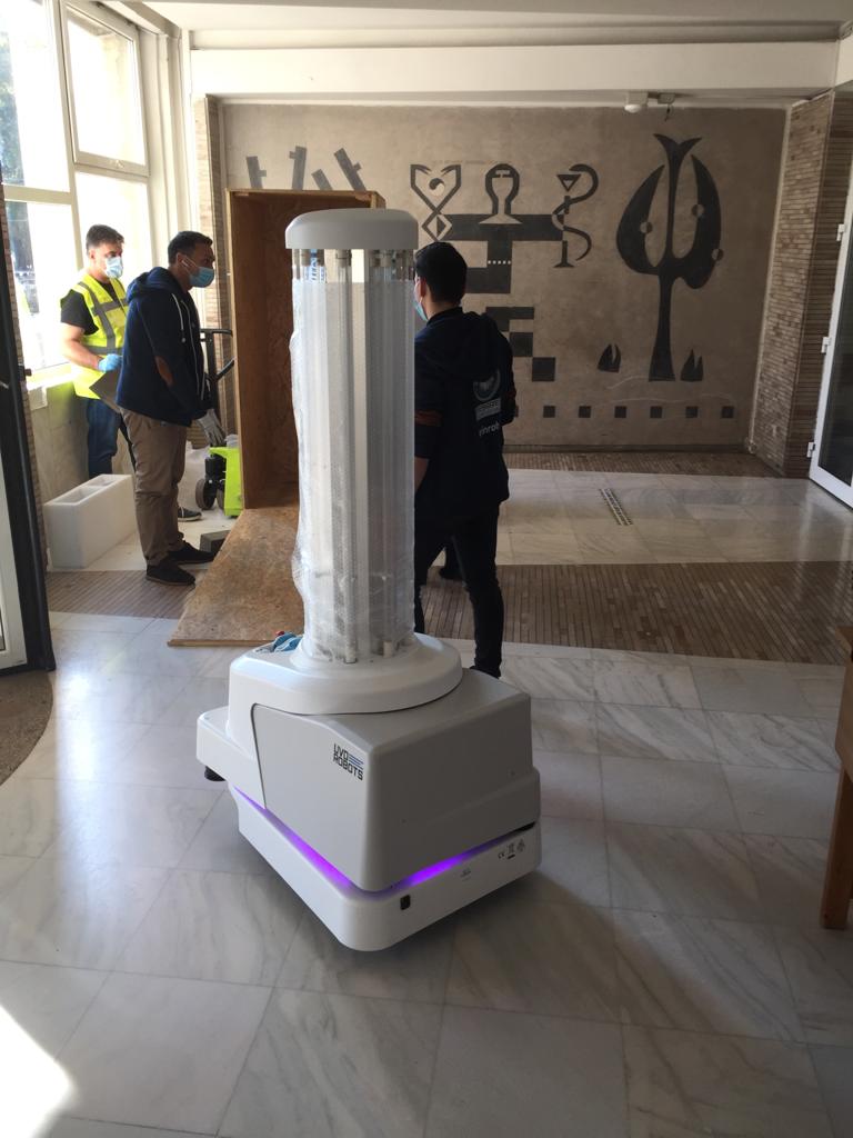 Dedeman, Monsson Trading și Celco au donat un robot de dezinfecție cu ...