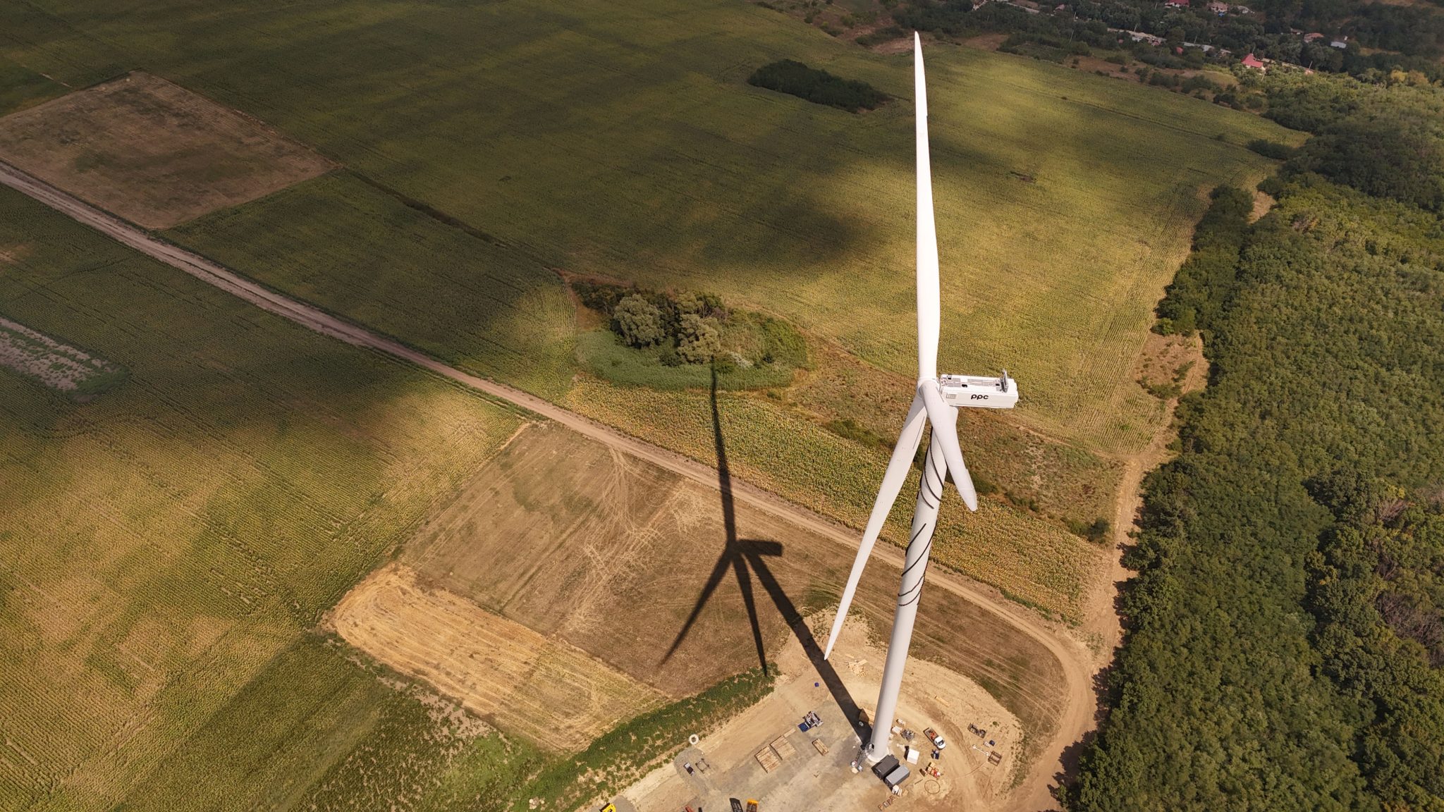 PPC Renewables România a instalat primele turbine pentru cel mai mare ...